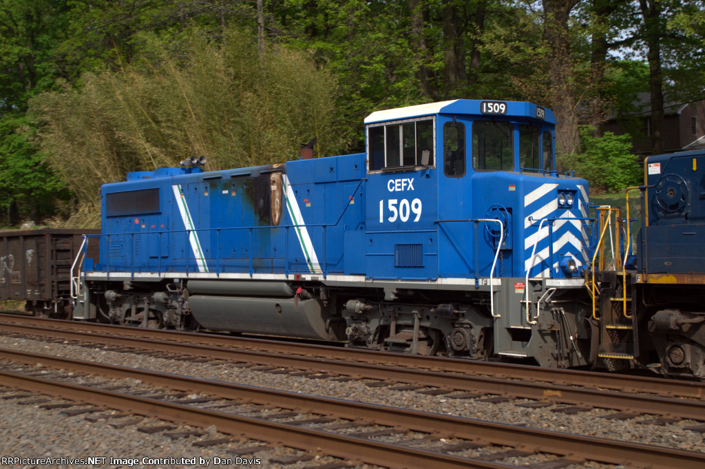 CEFX GP15D 1509 in tow on Q409